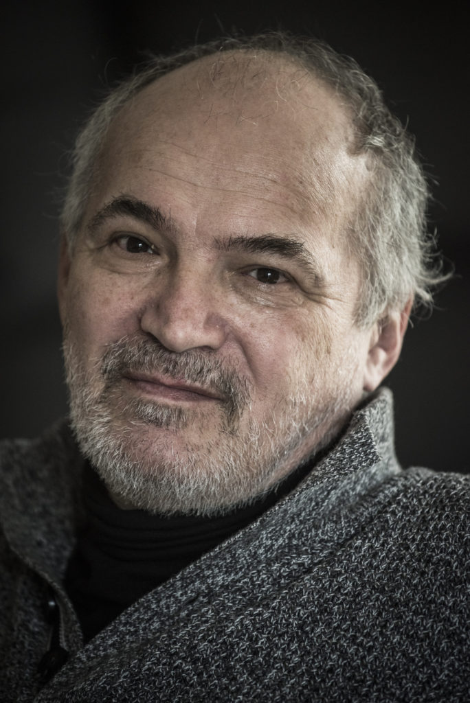 Román Jana Kmenta Bludiště cti připomíná v rodinném příběhu události ...