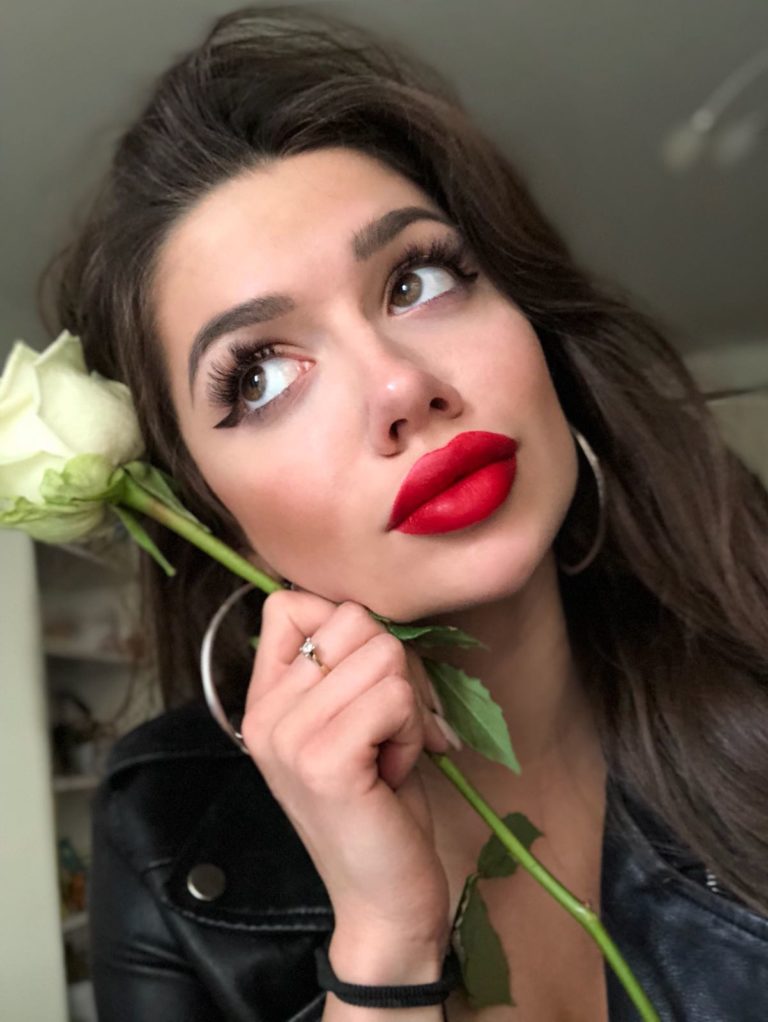 Tuhle sexy kočku čekal na letišti dárek: Od koho dostala puget růží ...