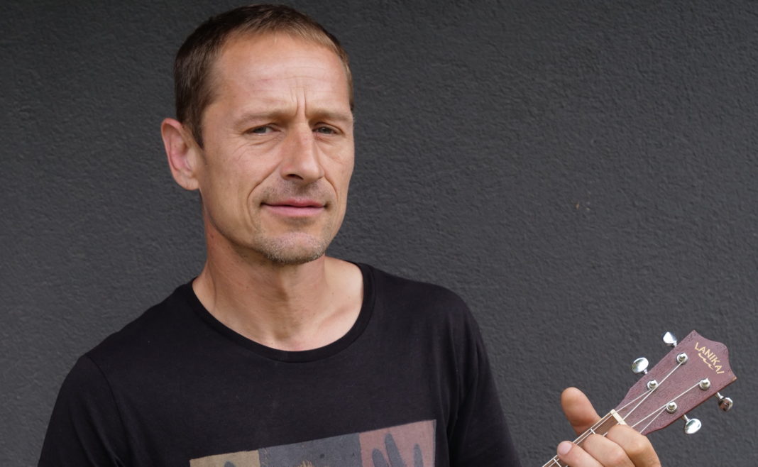 Matěj Homola z Wohnoutů napsal učebnici, jak se naučit hrát na ukulele ...